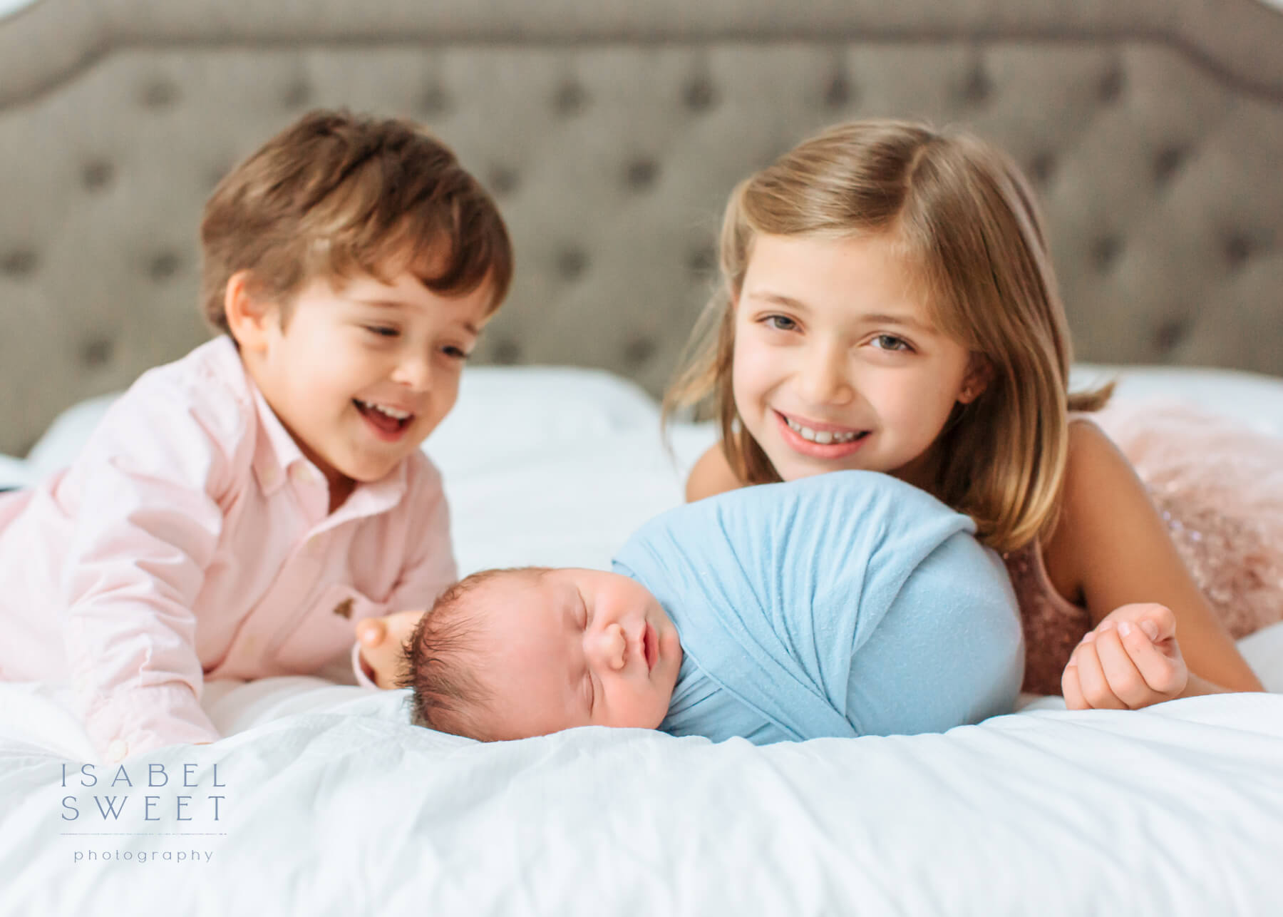 Beautiful sibling photos with newborn brother! - isabelsweet.com