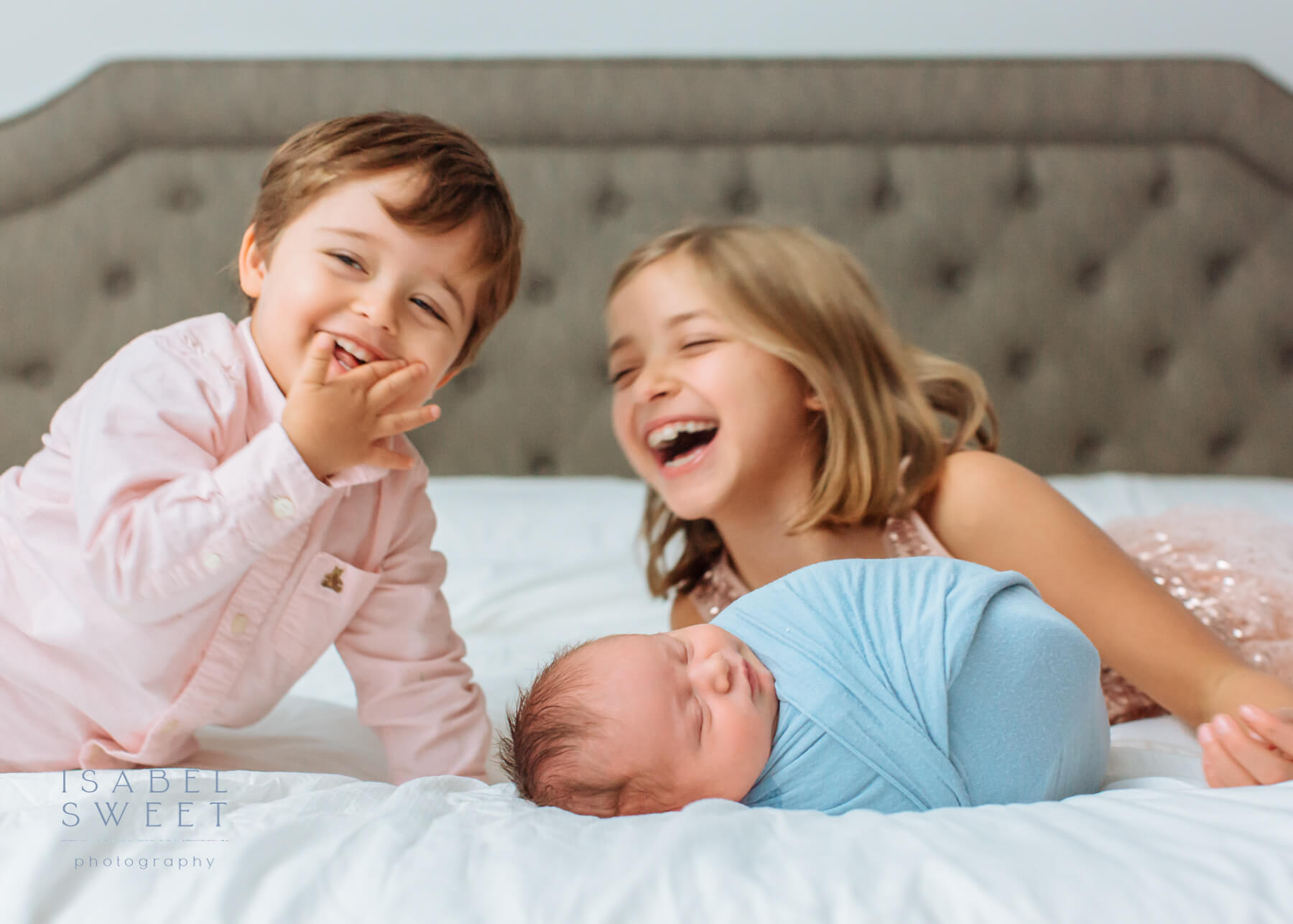Beautiful sibling photos with newborn brother! - isabelsweet.com